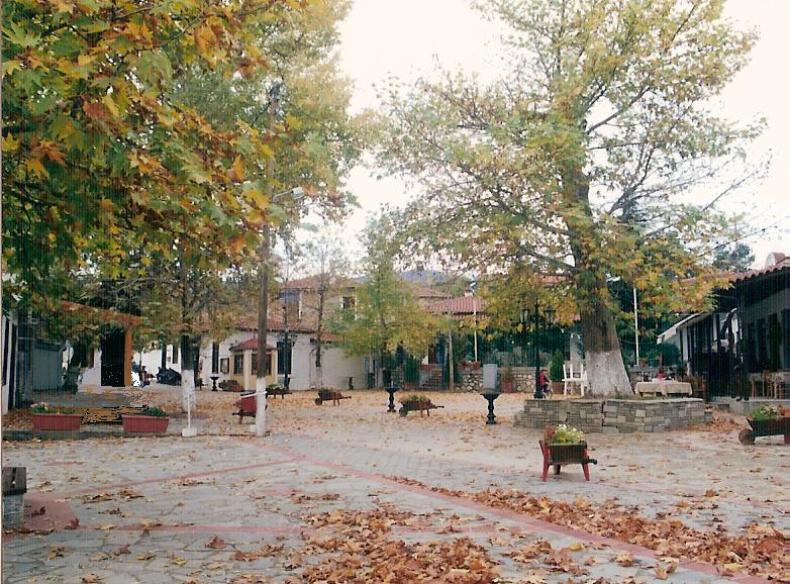 Η πλατεία | Μ.Α.Σ. ΟΜΒΡΙΑΝΟΣ ΠΕΤΡΟΚΕΡΑΣΩΝ